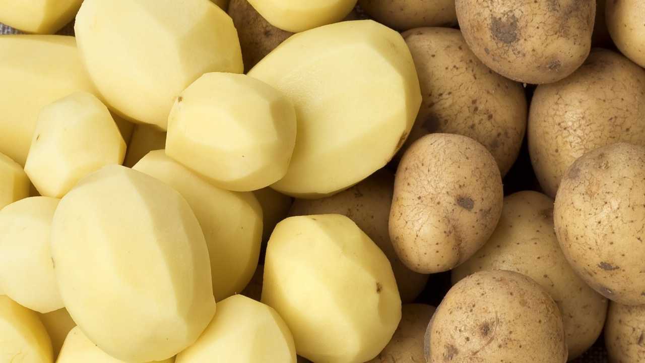 Pelare le patate | come farlo mettendoci pochissimi minuti FOTO