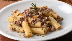 Rigatoni con ragù bianco di carne | Invitanti e profumati