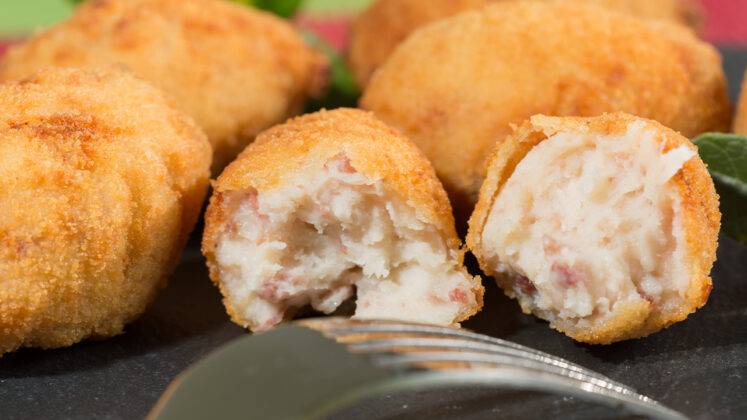 Crocchè di patate con mozzarella e prosciutto cotto, finger mediterraneo