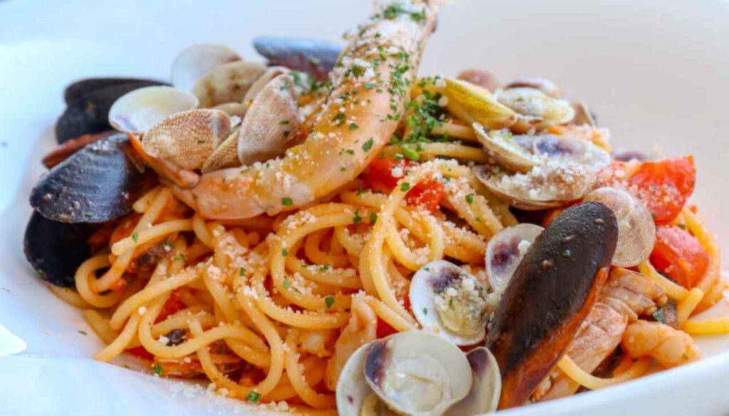 Spaghetti al cartoccio ai frutti di mare | Facili e saporiti
