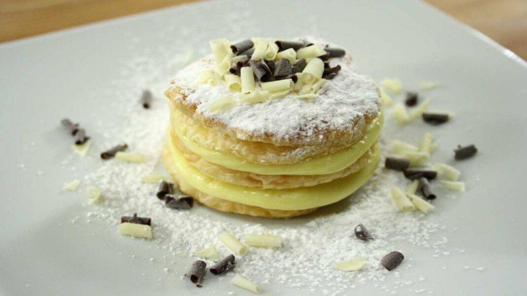 Tortina sfogliata alla crema | Profumata e invitante già al primo morso