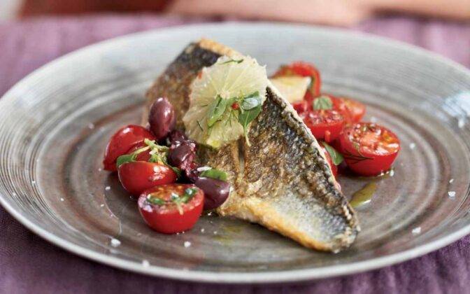 Filetti di spigola con salsa di olive | Gustosissimi, ottimi per il pranzo