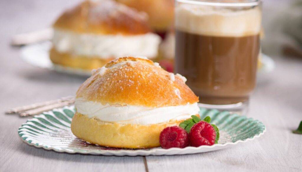 Mini maritozzi alla panna | Ricetta golosa di Luca Montersino