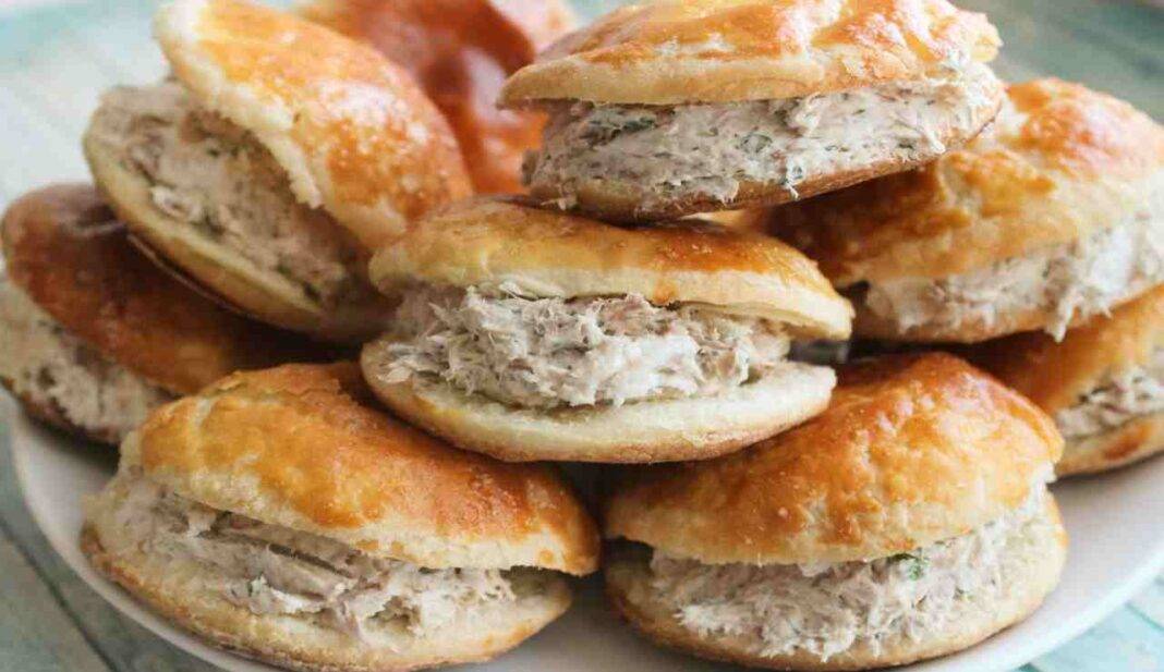 Mini panini di pasta sfoglia con tonno olive nere e philadelphia ...