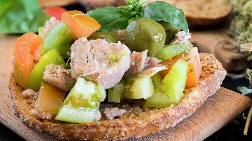 Pane pugliese condito, il pranzo tipico dell’estate made in sud