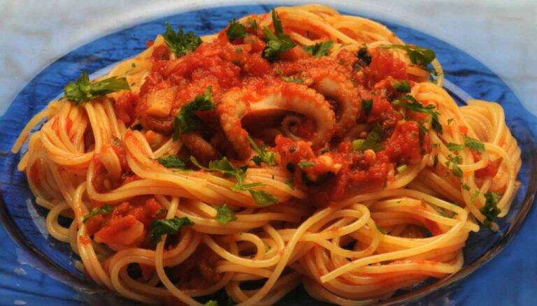 Pasta al sugo di polpo | Primo di mare invitante e profumato
