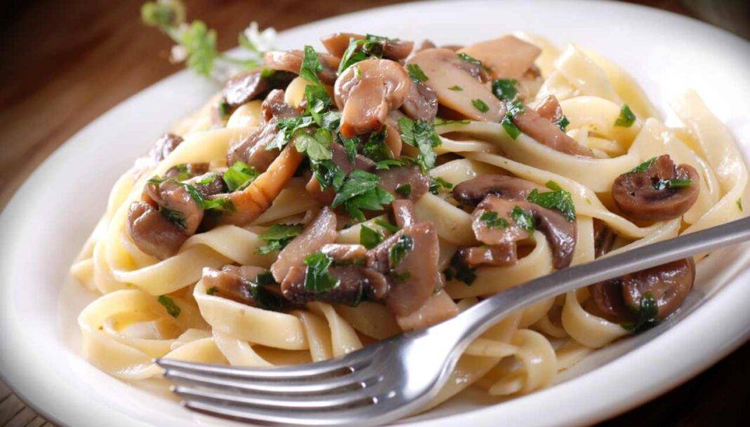 Pasta con funghi trifolati | Saporita e pronta in pochi minuti