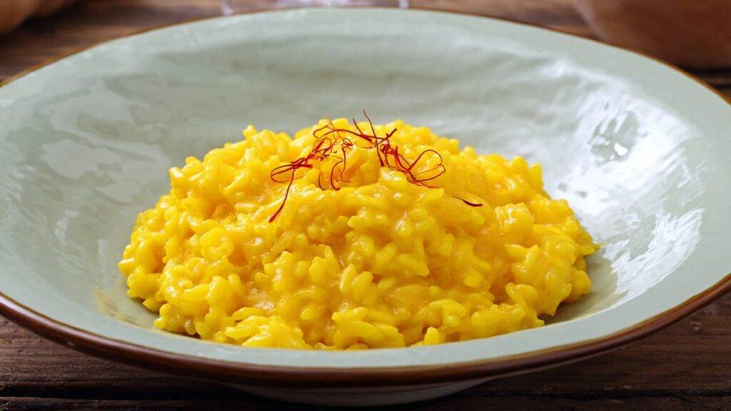 Risotto alla ricotta giallo, la ricetta con lo zafferano