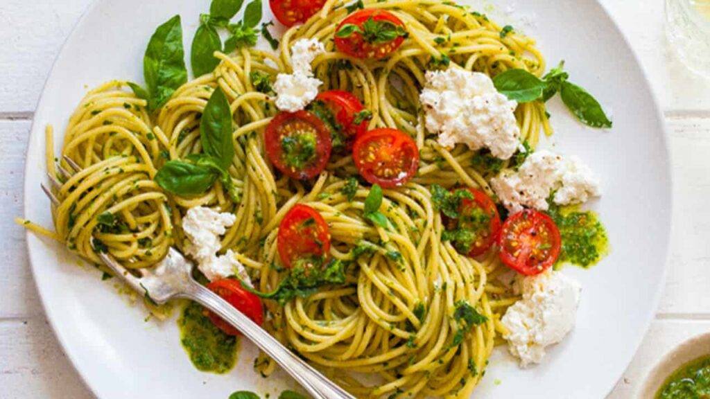 Spaghetti con ricotta pesto e pomodorini, una fresca portata estiva