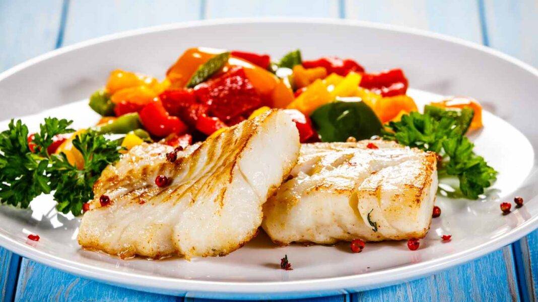 Filetto di merluzzo con verdure | La cena perfetta da gustare d'estate