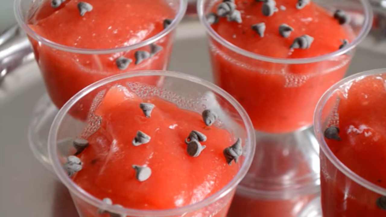 Gelo di anguria ricetta facile | Pronto in pochissimo col trucco!