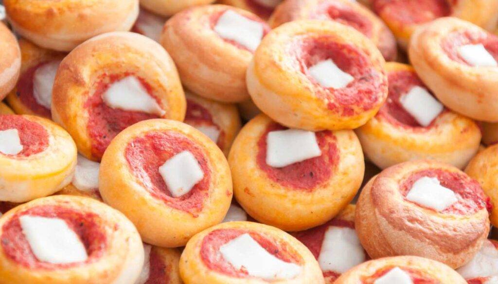 Mini pizzette di pasta sfoglia | Finger food veloci e facili
