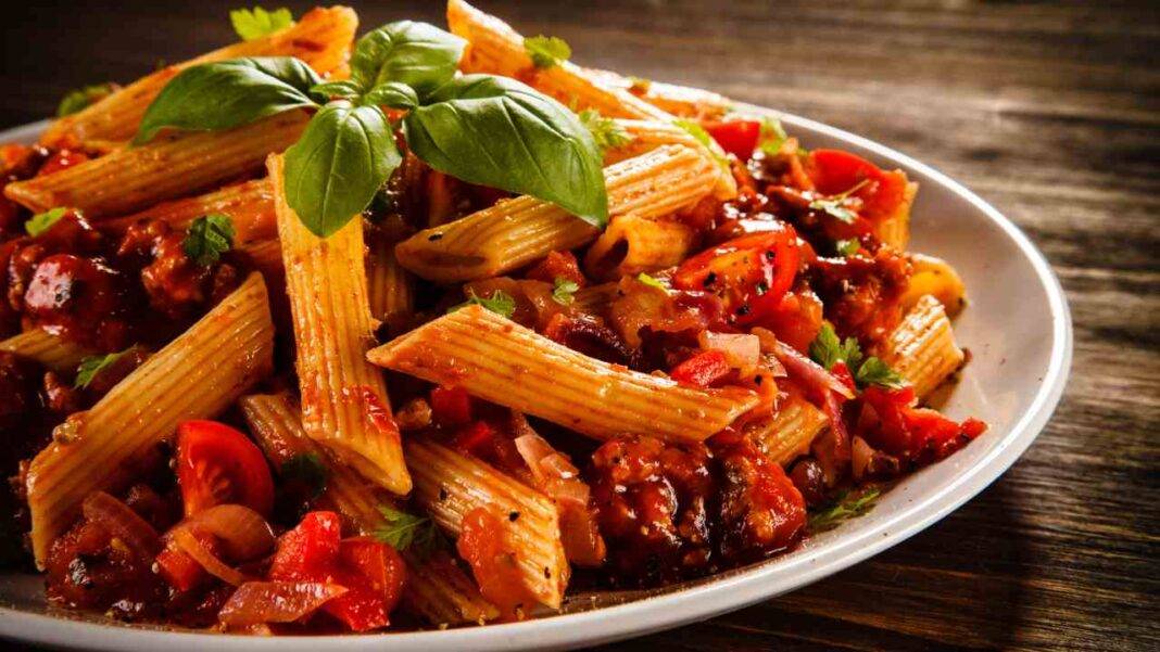 Pasta con pomodori e cipolla | Bastano solo 10 minuti e il pranzo è servito