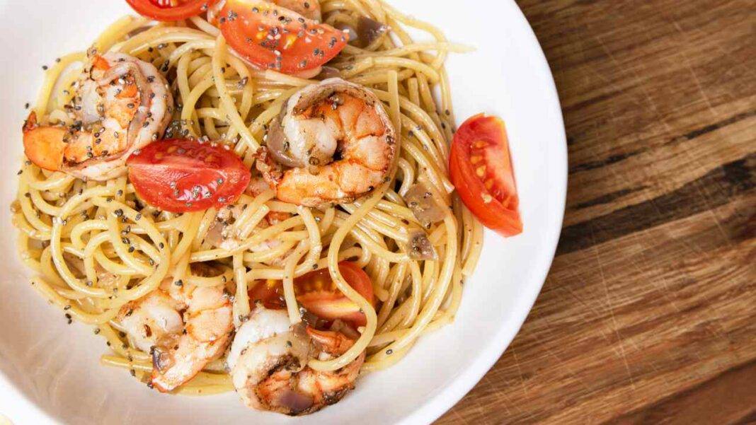 Spaghetti con gamberi fritti | Un piatto super squisito