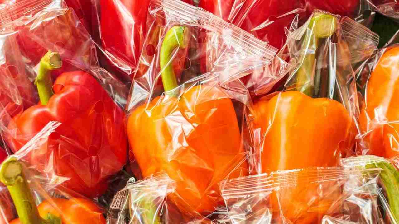 Imballaggi in plastica | studio conferma l'enorme pericolo che corriamo