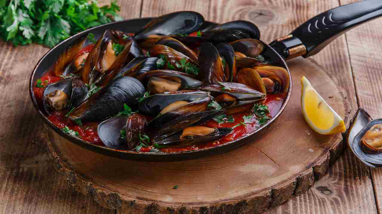 Cozze alla pizzaiola | La ricetta per un contorno super