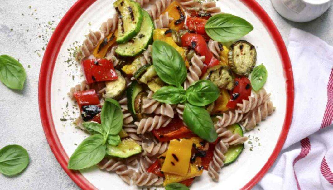 Insalata di pasta con verdure estive grigliate | Appetitosa e veloce