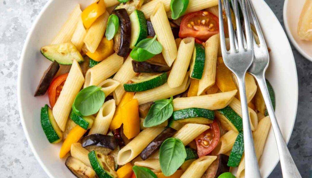 Insalata di pasta con verdure estive saltate in padella | Facile e saporita