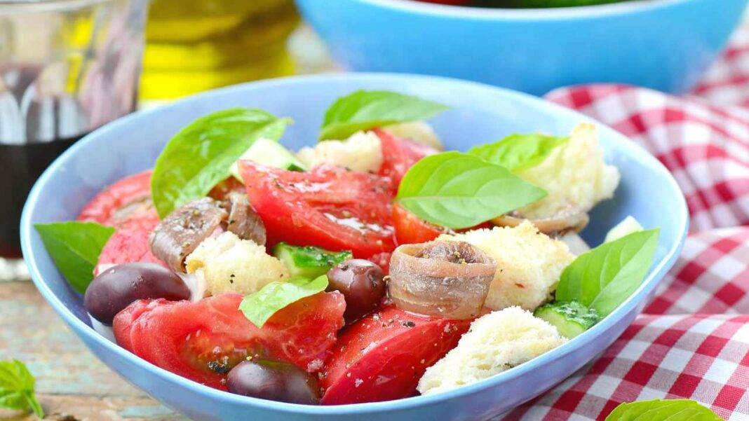 Panzanella con alici | Una ricetta insolita e gustosa