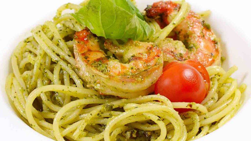 Pasta con gamberi pomodorini e pesto di basilico, pronta in pochi minuti