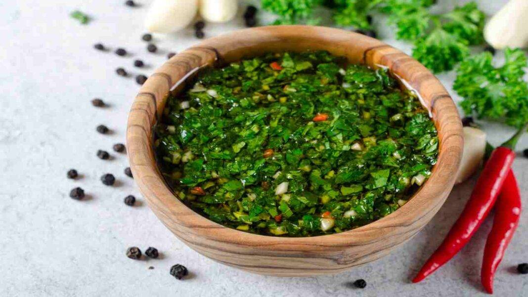 Prezzemolo sott'olio con peperoncino | Delizioso e facile da fare