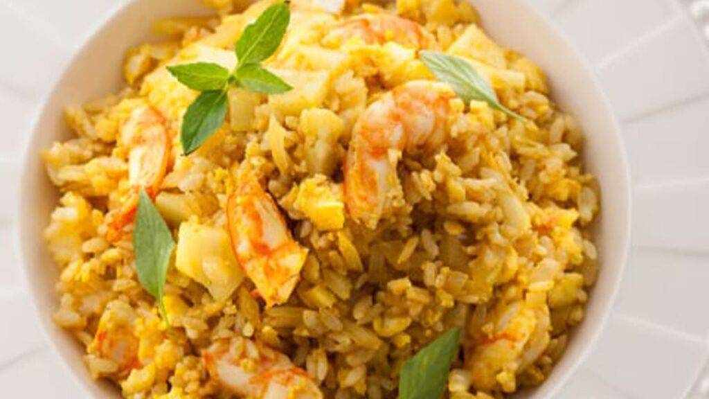 Riso al curry con gamberi, sapori orientali in tavola