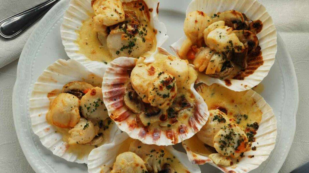 Capesante con funghi | La ricetta sfiziosa e insolita da provare