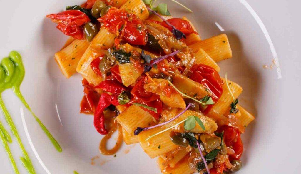 Maccheroni con peperoni capperi e crema di zucchine | Facilissimi