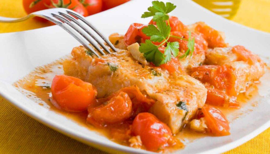 Merluzzo ai pomodorini e basilico | Appetitoso e pronto in pochi minuti