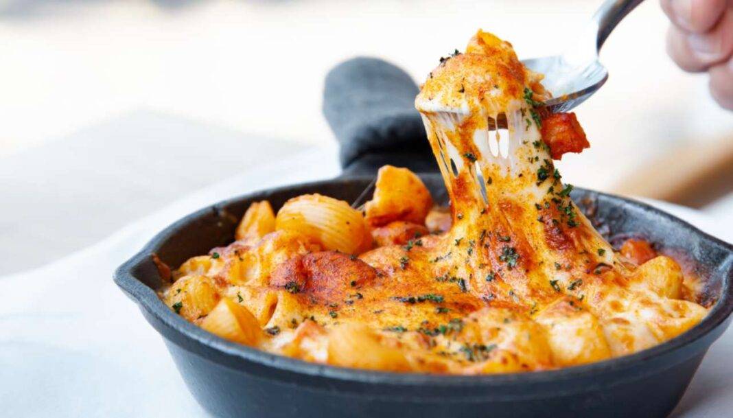 Pasta con melanzane e peperoni al telefono | Facilissima e invitante