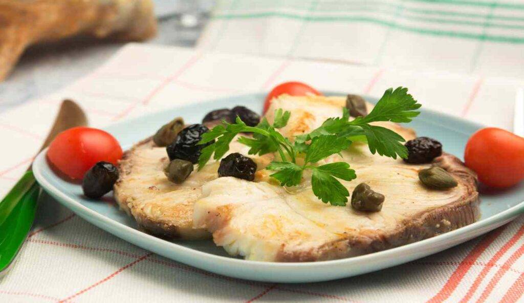 Pesce spada in padella con olive e capperi | semplice e veloce