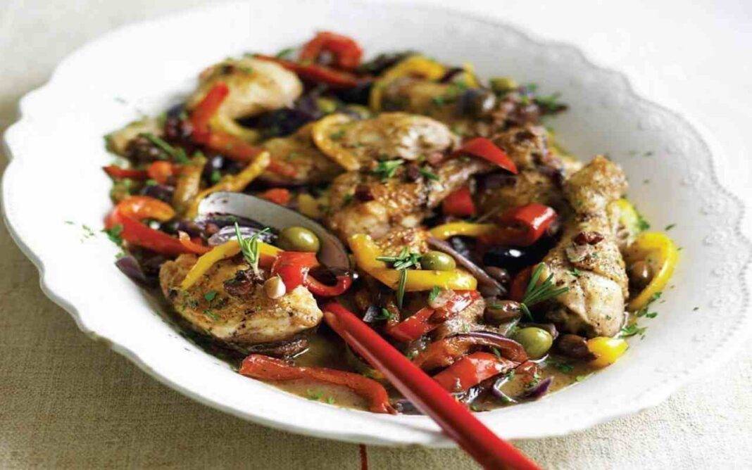 Straccetti di pollo con olive e peperoni | Un secondo con contorno