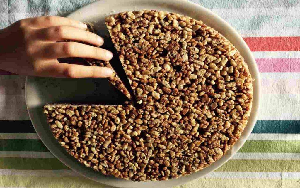 Torta Mars e riso soffiato | Tre ingredienti per un’unica bontà