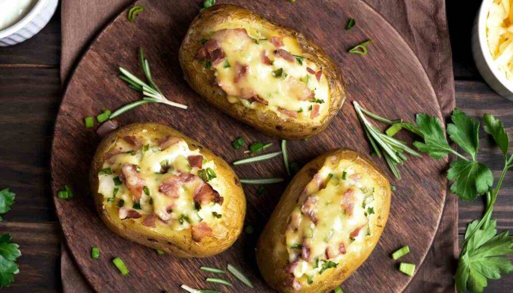 Barchette di patate ripiene con pancetta | Invitanti e pronte in pochi ...