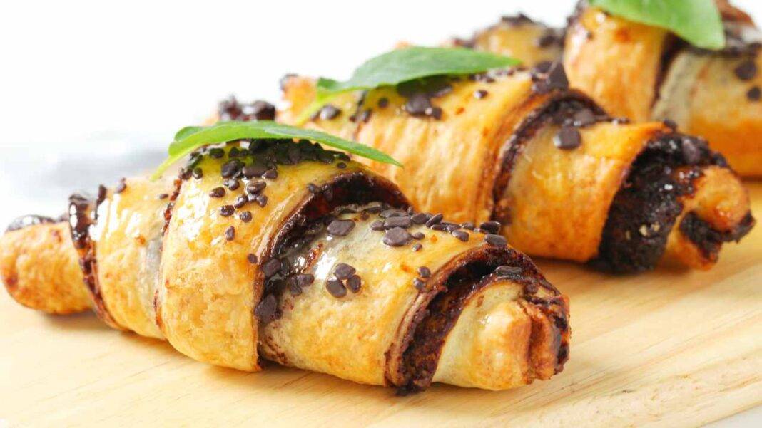 Cornetti al cioccolato e banana | Facili e veloci non devono lievitare