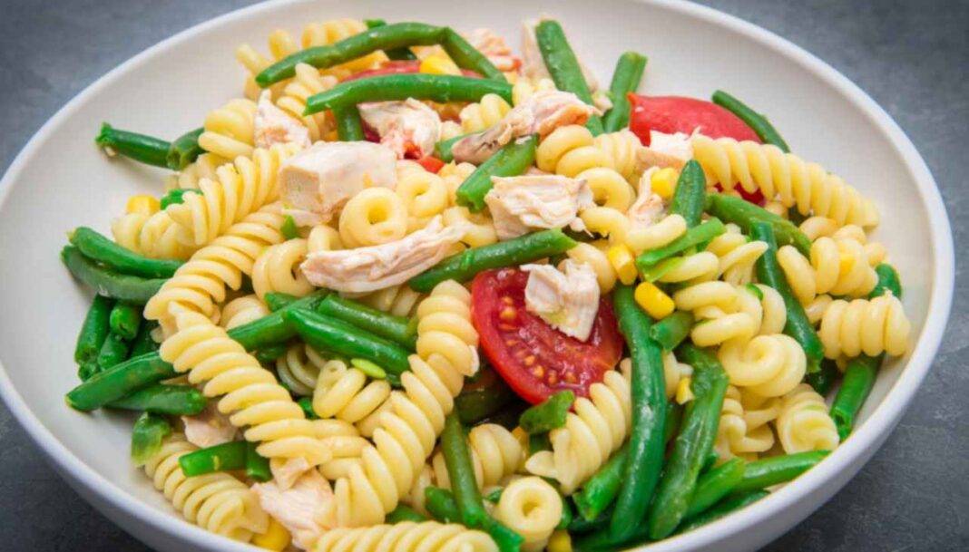 Insalata di pasta al pollo veloce | Ottima ricetta riciclo con 3 ...
