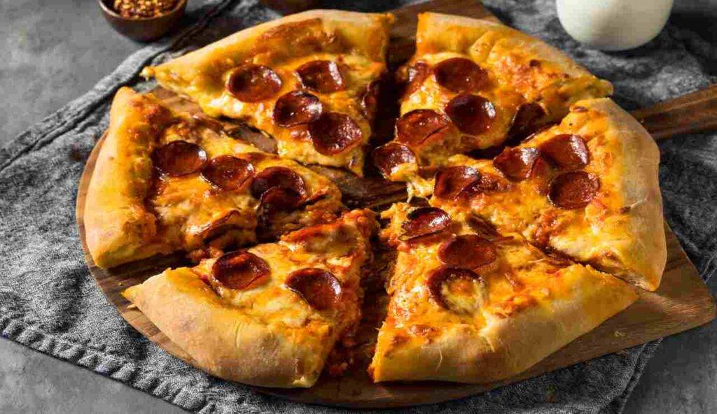 Pizza sprint con salame piccante e crema di formaggio