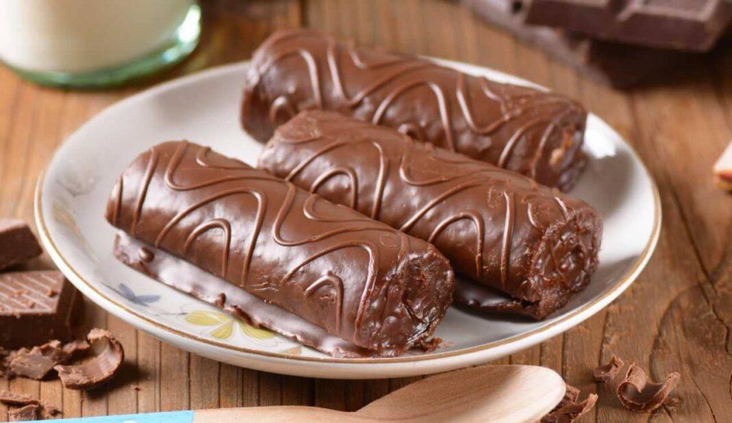 Rollini al cioccolato con crema di latte | Ricetta facilissima e golosa