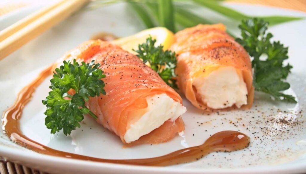 Rotoli al salmone | Antipasti facili, ricchi di gusto e pronti in pochi ...