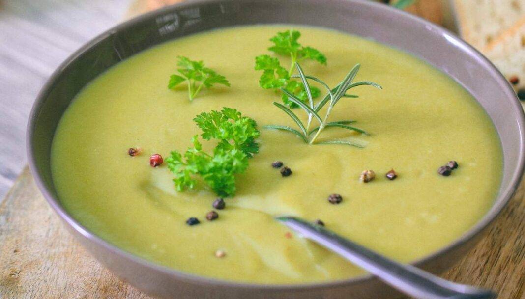 Vellutata di broccoli e fagioli bianchi di Spagna | Leggera e nutriente