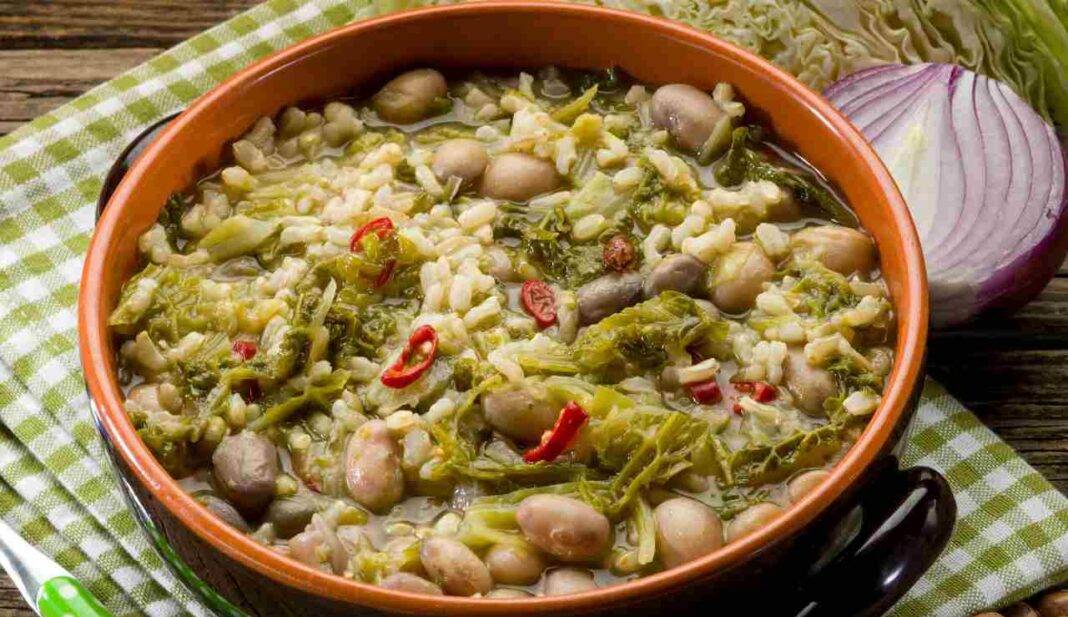 Zuppa di riso verza e fagioli | Un piatto abbondante e rustico