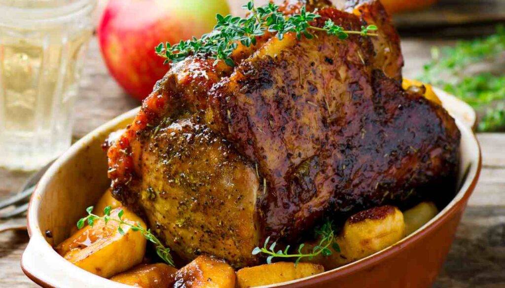 Coppa di maiale al forno con mele albicocche secche e anacardi | Ottimo