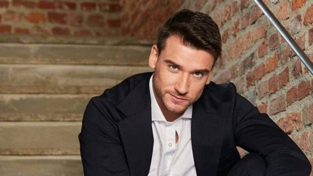 Damiano Carrara, scatto inedito scatena il web: lo chef lontano dalla cucina