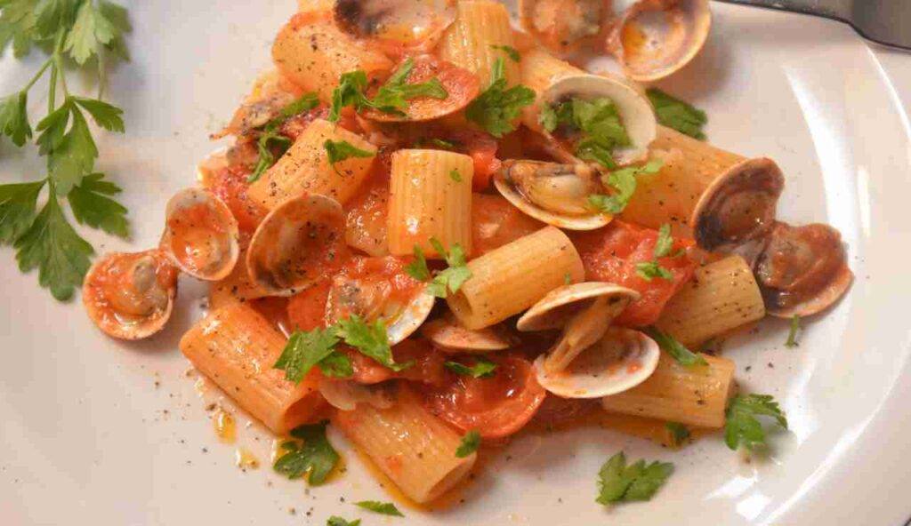 Mezzi rigatoni al pomodorino fresco e frutti di mare