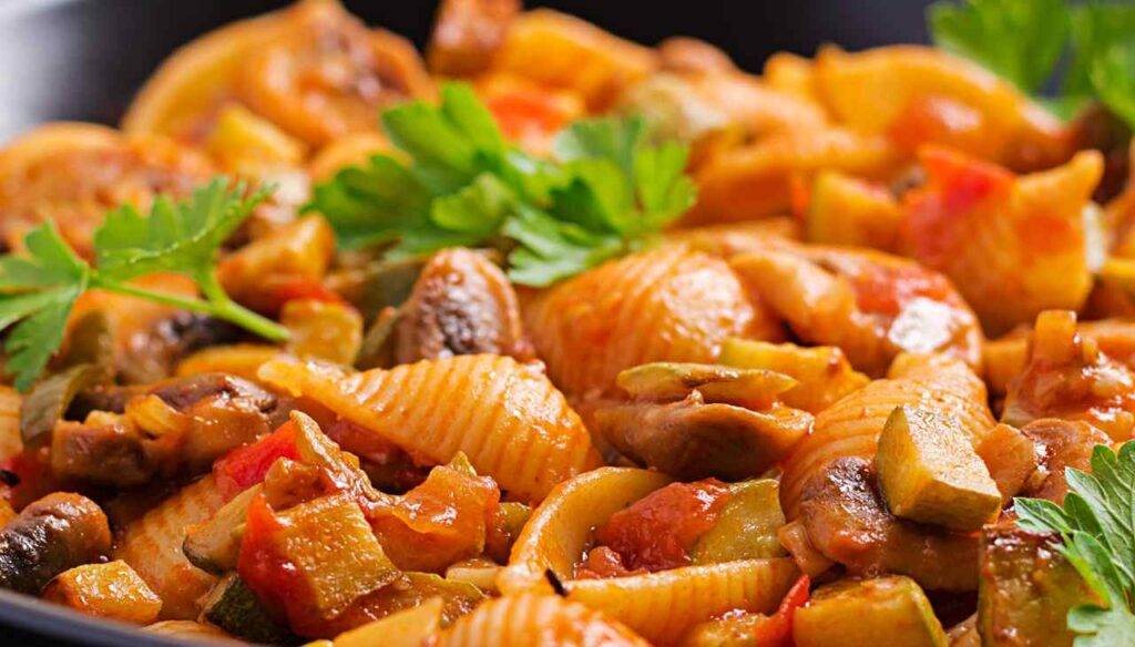Pasta al ragù di faraona e porcini | Ricetta riciclo gustosa e semplice