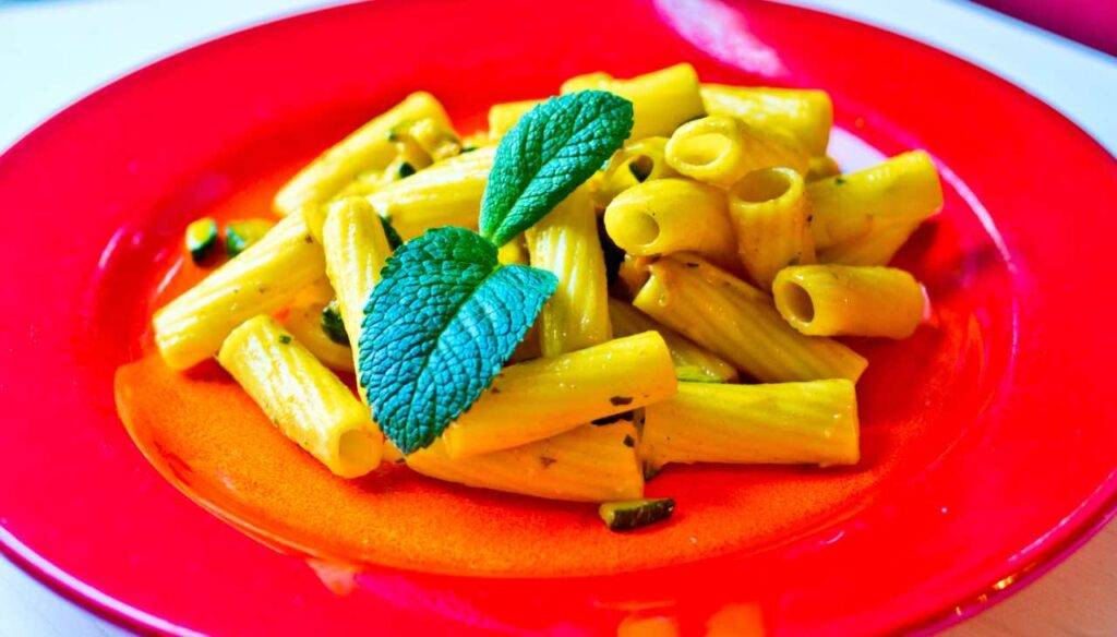 Pasta allo zafferano e verdure | Invitante e pronta in pochissimi minuti
