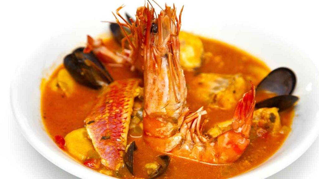 Cos'è il Bouillabaisse, la ricetta marsigliese che porta in tavola il mare