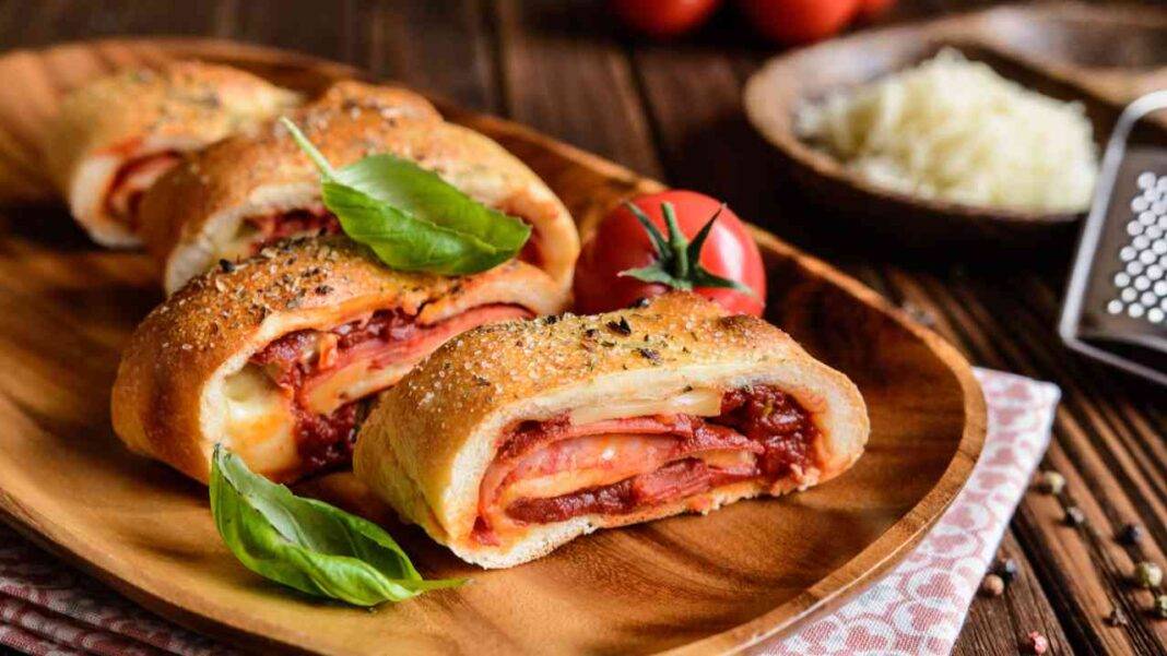 Rotolo pizza con prosciutto | La ricetta che vi salverà la cena