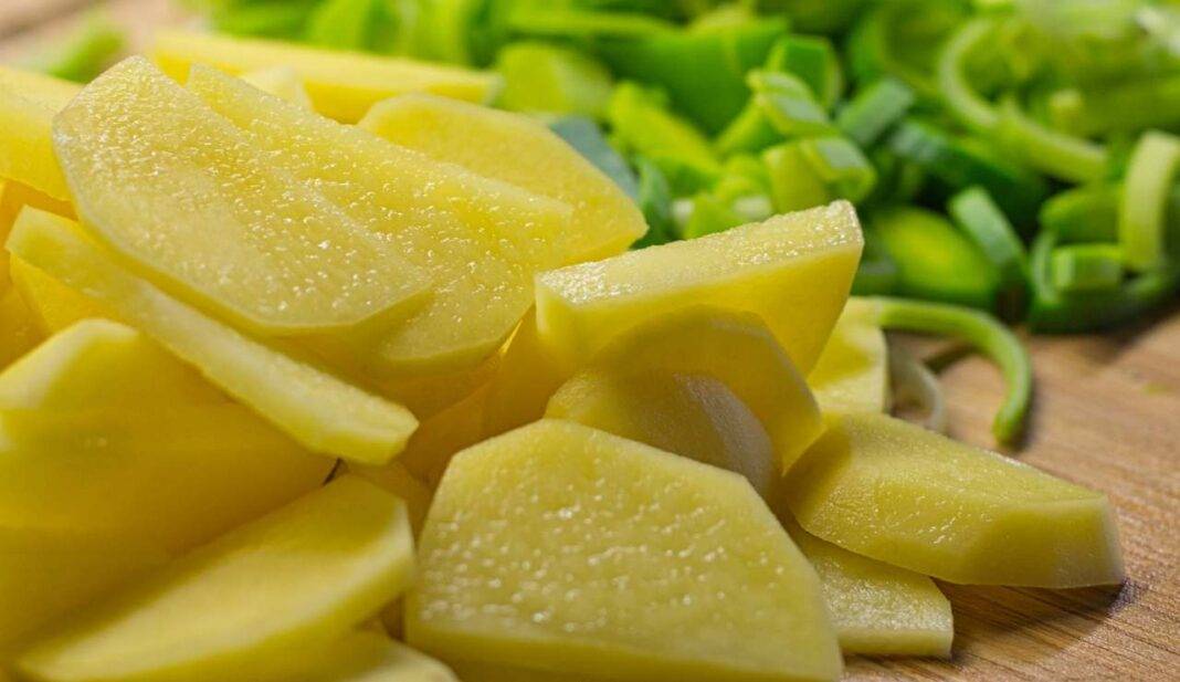 Taglia le patate, aggiungi questo ingrediente ed ecco pronta la cena in ...