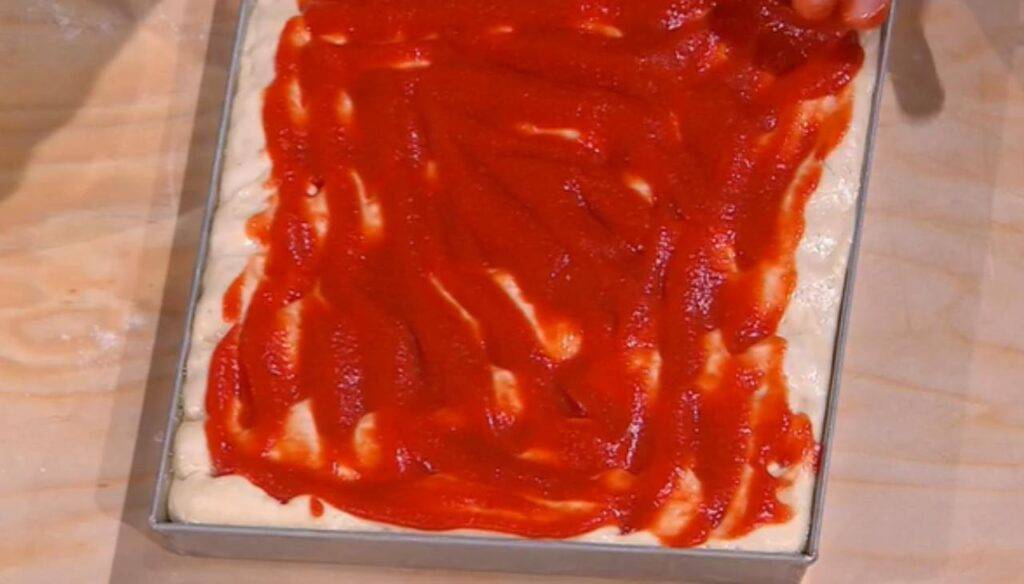 Focacce rosse | Una mossa facile e saranno strepitose! - RicettaSprint.it